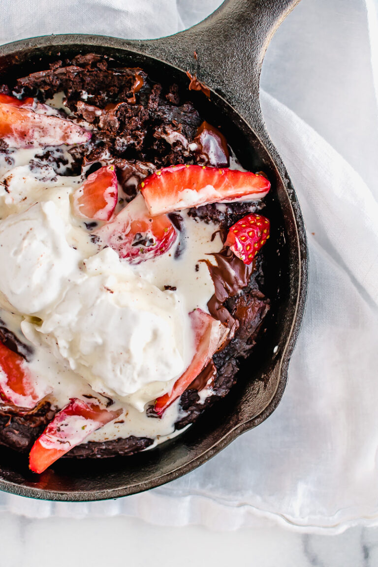 Healthy Skillet Brownie for Two - Buckets of Yum